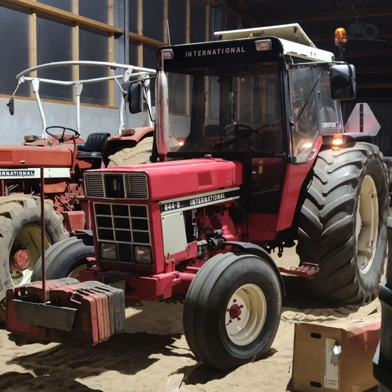 Foto International 844 S #1461362