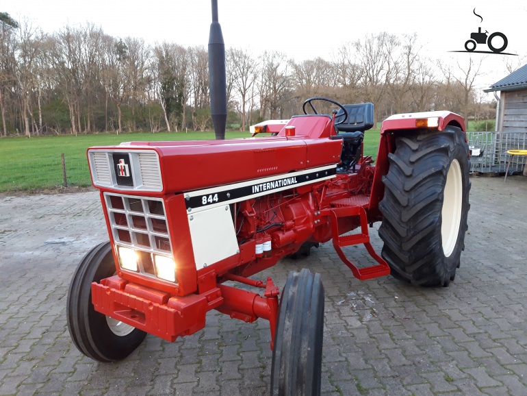 Foto International 844 S #1471452