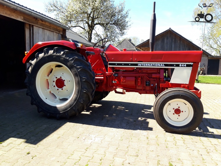 Foto International 844 S #1471457