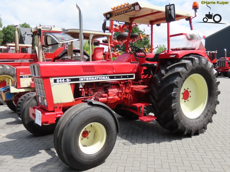 Foto International 844 S #1475090