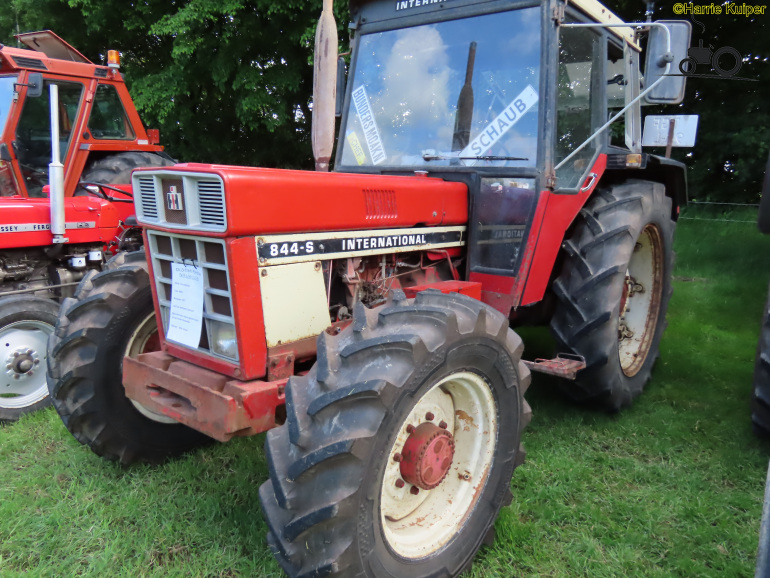 Foto International 844 S #1476996