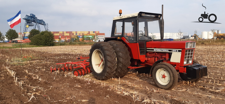 Foto International 844 S #1491716