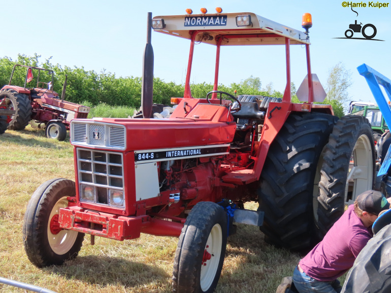 Foto International 844 S #1523325