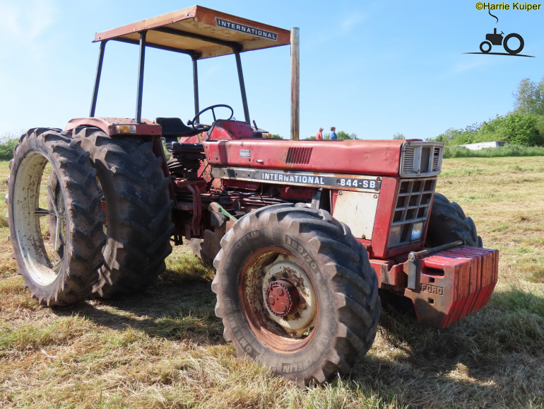 Foto International 844 S #1524046