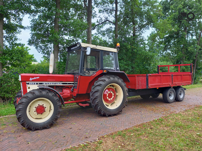 Foto International 844 S #1525679