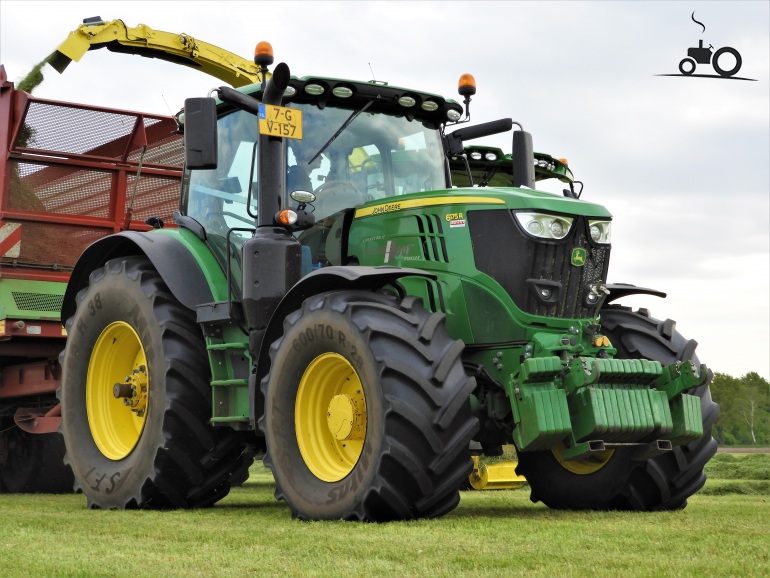 Foto John Deere 6175R van Van Den Hout
