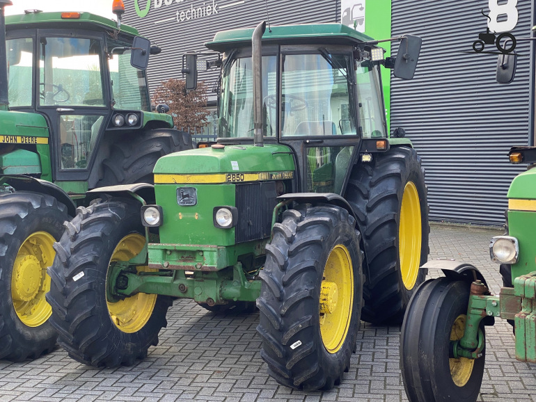 John Deere 2850