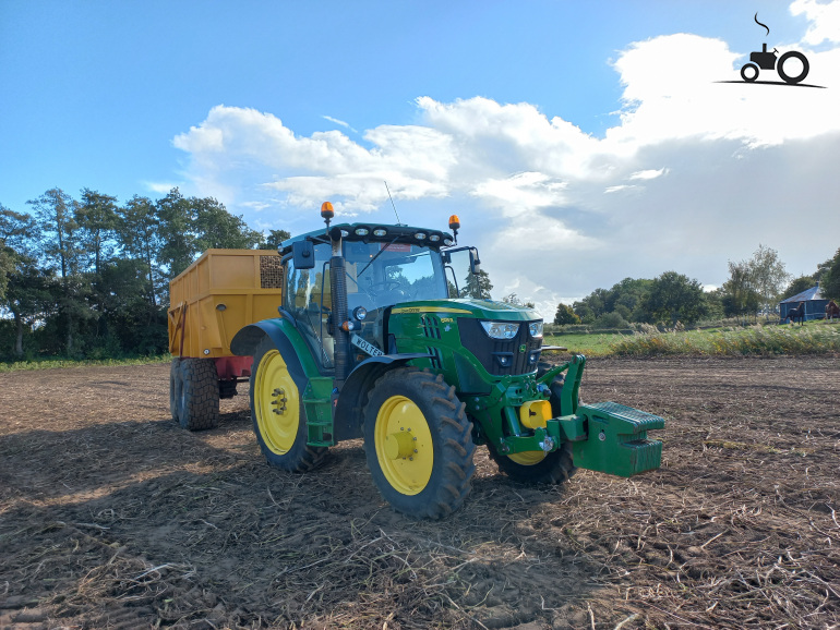 John deere 6125r in de aardappels