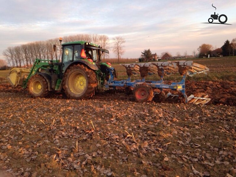Foto John Deere 6115M van Derks Pluimveebedrijven en Fourage Handel