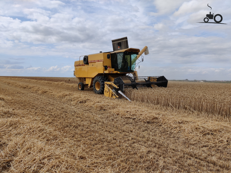 Foto New Holland TX 34 van J. Vanvinckenroye BVBA
