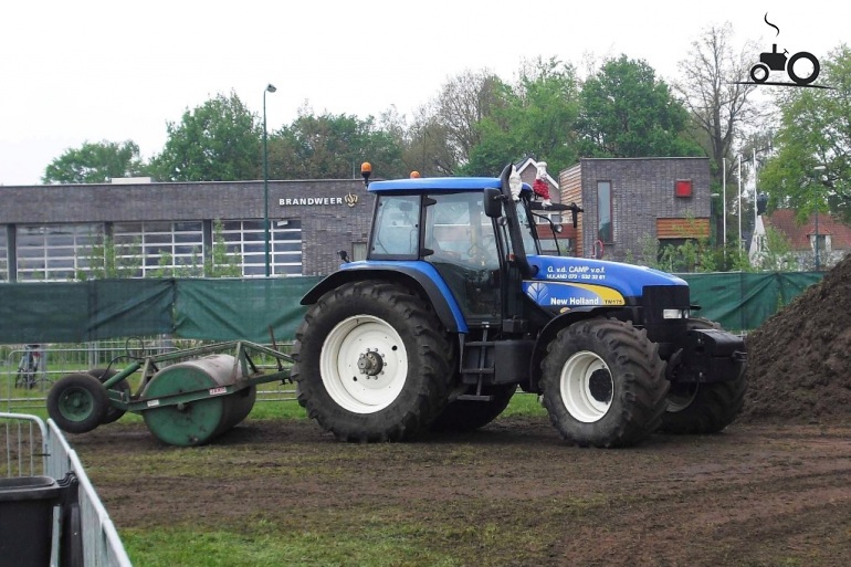 Foto New Holland TM 175 #352386
