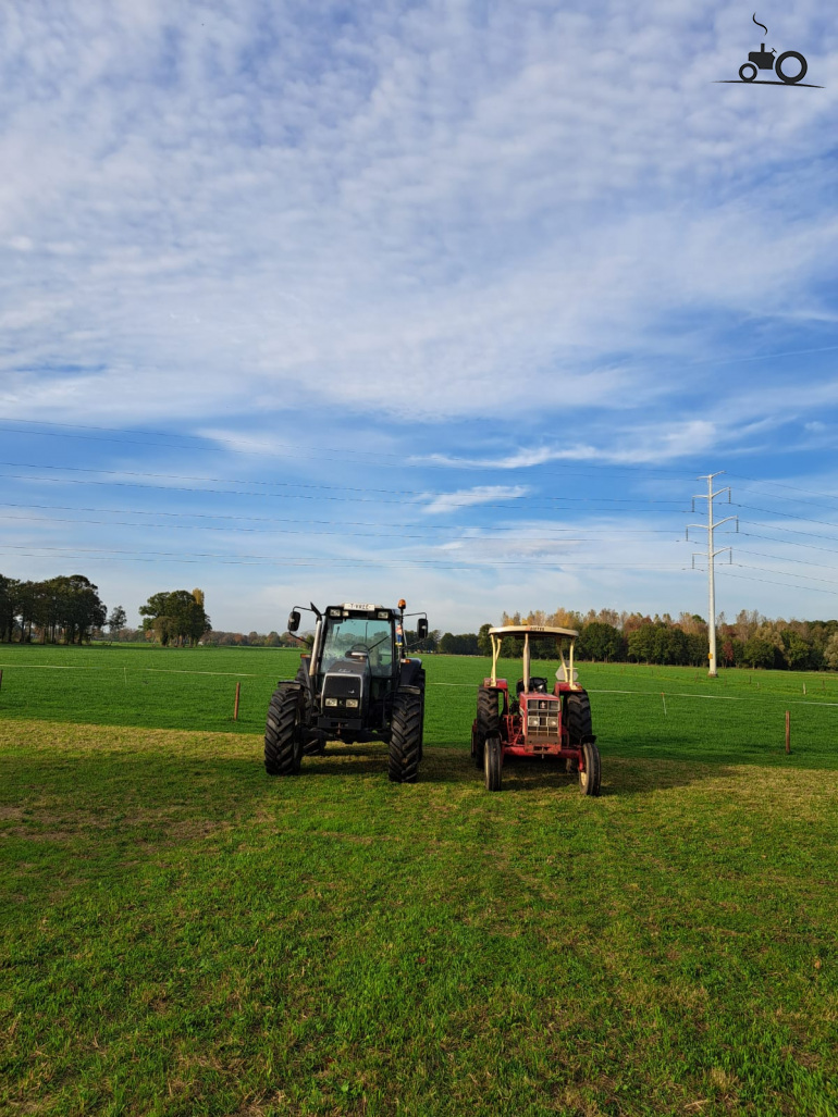 Foto van een valmet 6400 & een international