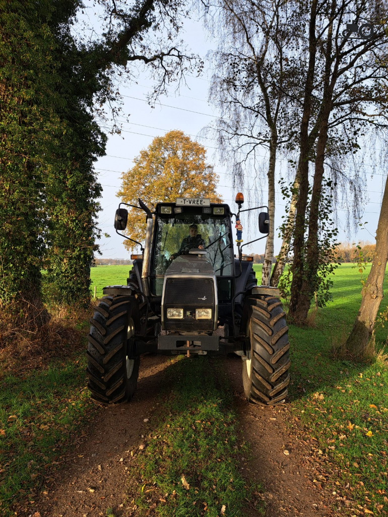 Foto van een valmet 6400