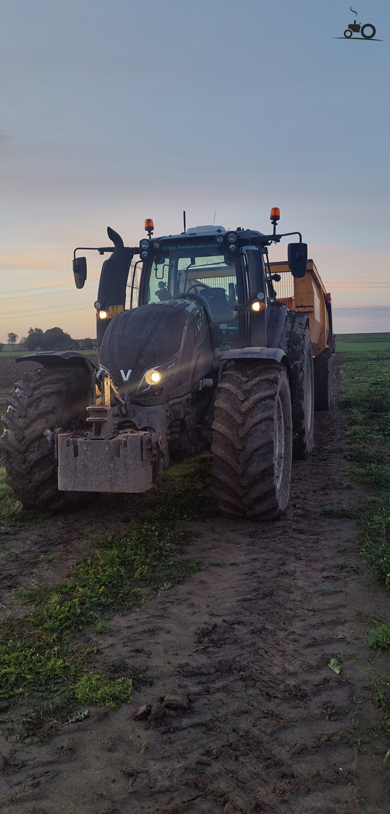 Valtra T234 met Areco L700 gevuld met witlofpennen