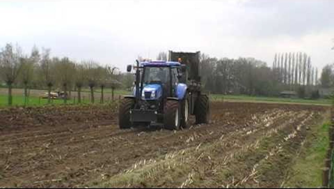 Loonbedrijf L. Rap - Mest strooien