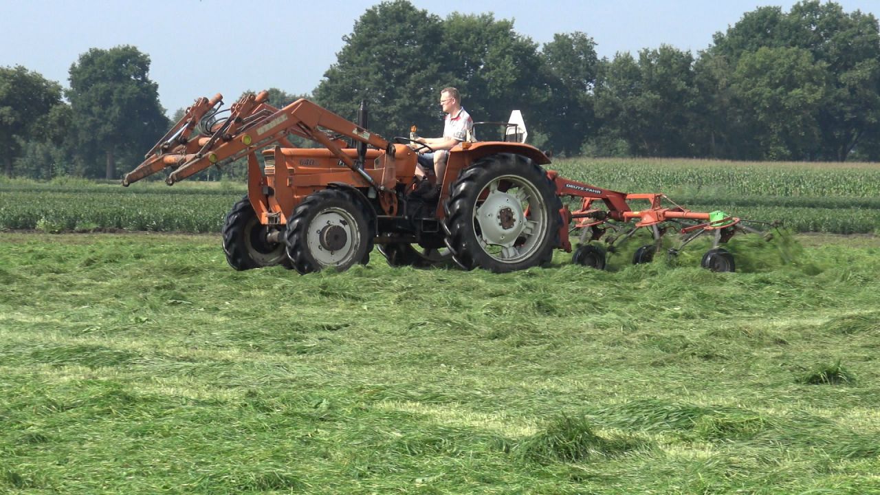 Gras schudden met Fiat 640dt en Deutz-Fahr KH 500 DN