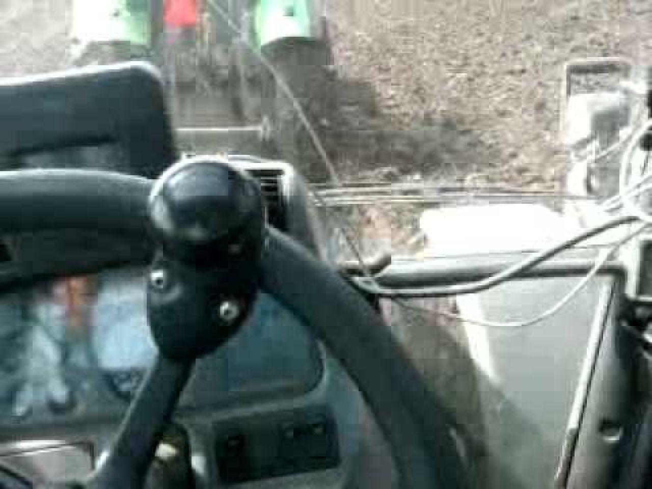 2x deutz fahr agrotron 150 aan het baggeren op een nat stukje