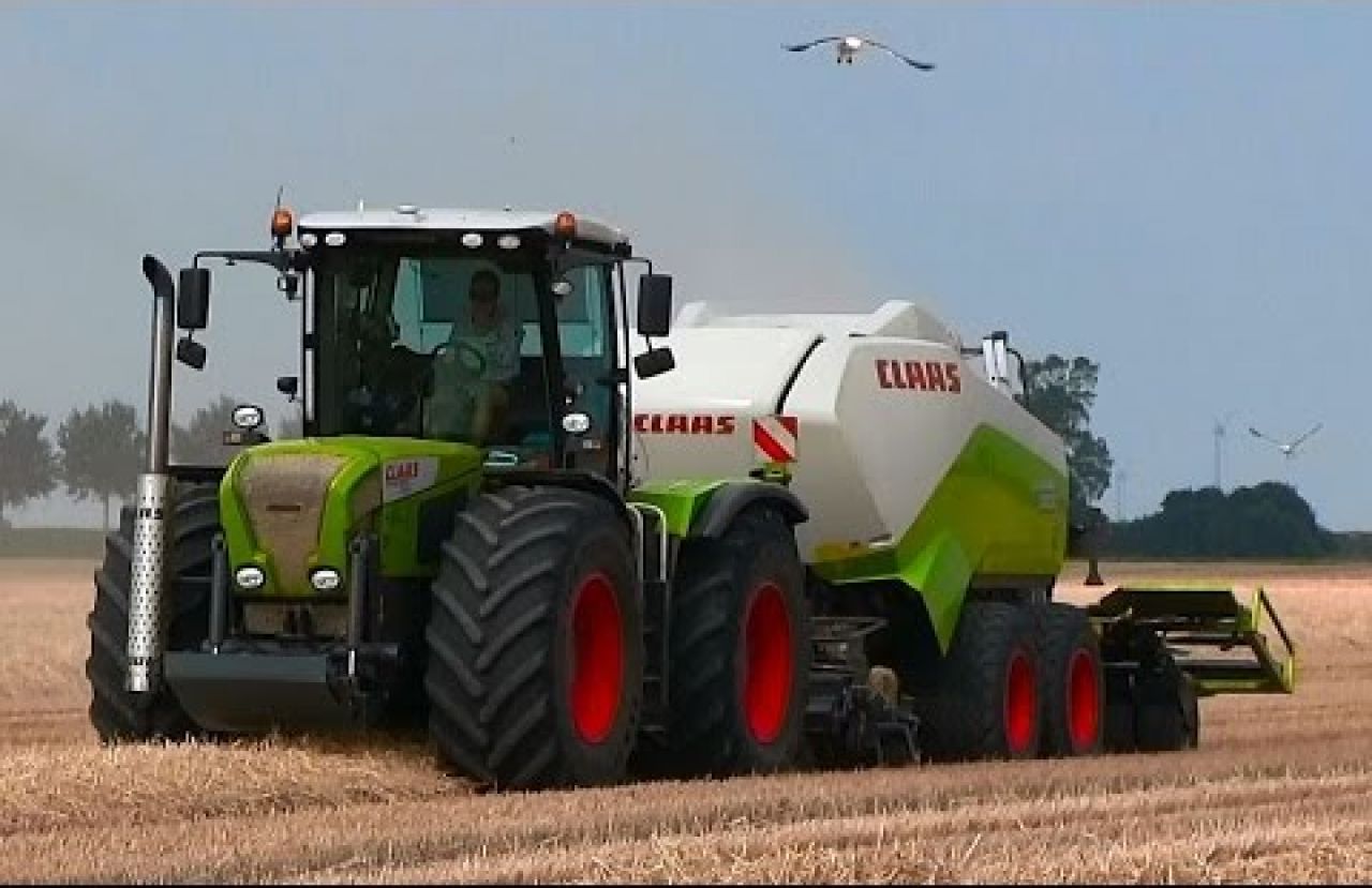 Stro persen met Claas Xerion 3800 + Quadrant 3400 Roto-Cut