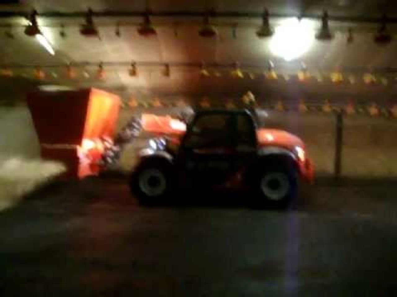 Krullen strooier in braadkippenstal met manitou