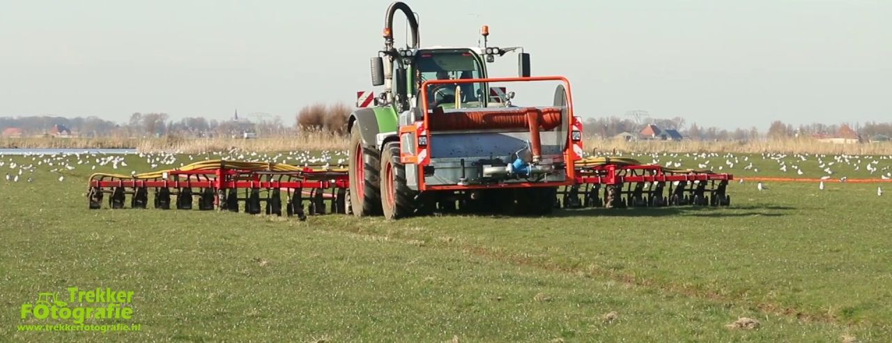 Sleepslang bemesten door loonbedrijf Sjoerd Nauta uit Grou